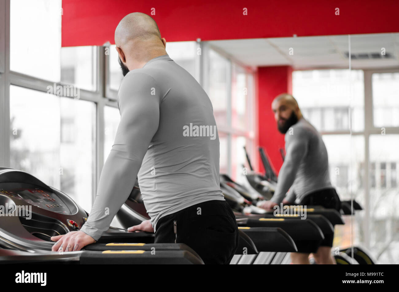 Male bodybuilder and mirror hi-res stock photography and images - Alamy