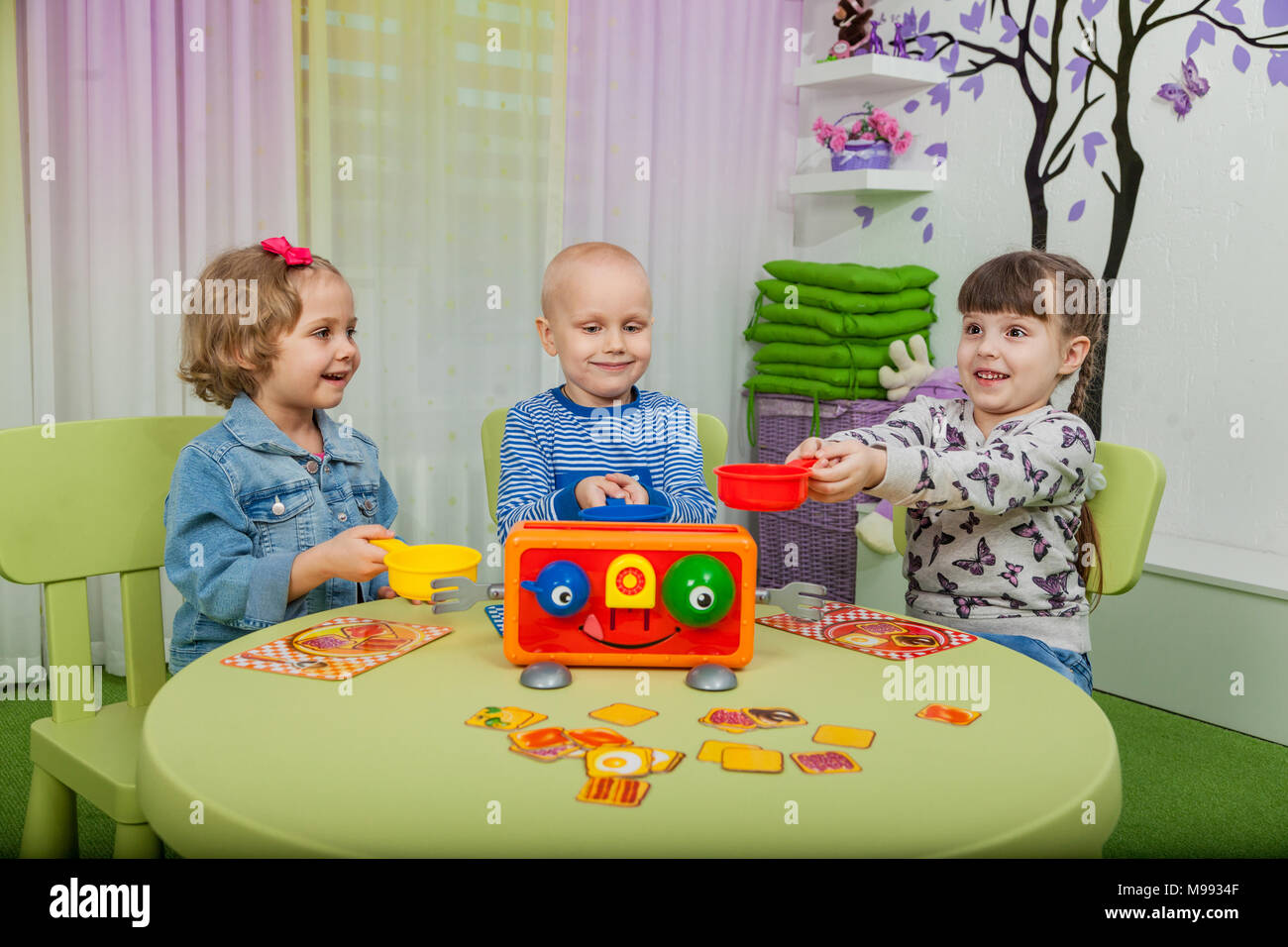 Children play board games Stock Photo - Alamy