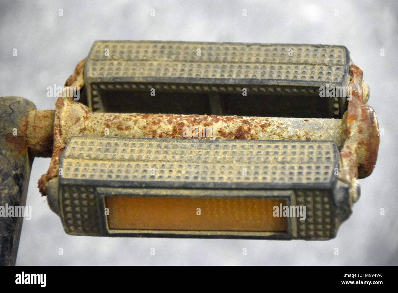 dirty pedal of an old bicycle with reflectors Stock Photo - Alamy