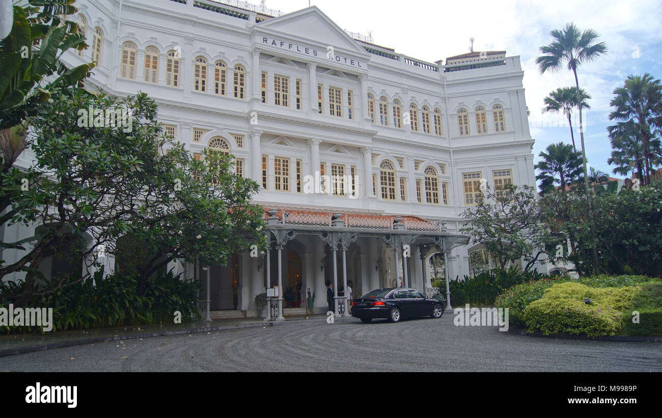 SINGAPORE - APR 2nd 2015: Driveway of the colonial-style Raffles Hotel ...