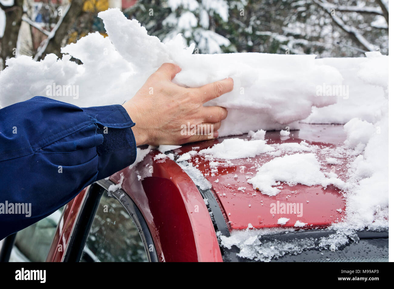 Man removing snow from car hi-res stock photography and images - Alamy