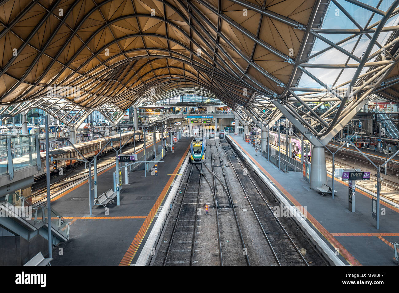 Southern cross train station melbourne hi-res stock photography and ...