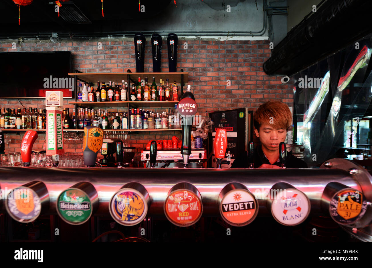 Barman beer hi-res stock photography and images - Alamy