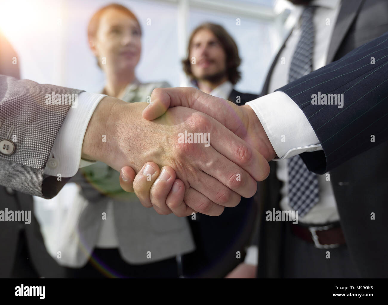 welcome and handshake business people Stock Photo - Alamy