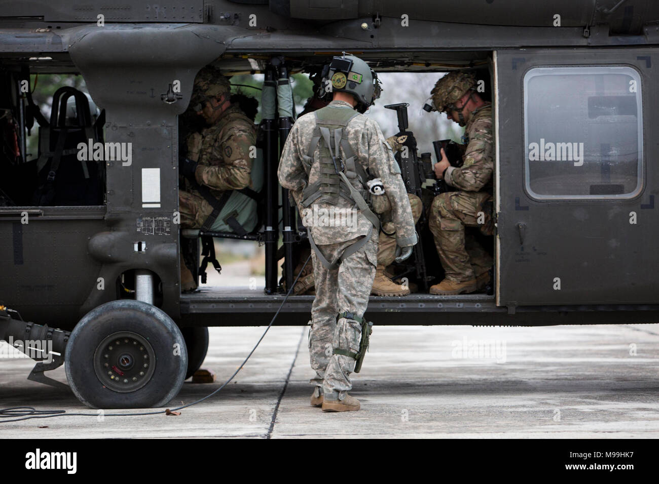 U.S. Army Soldiers with Alpha Company, 209th Aviation Support Battalion ...