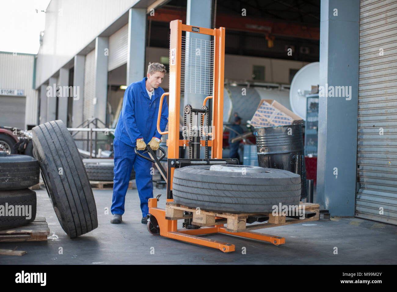 Mobile store worker hi-res stock photography and images - Alamy
