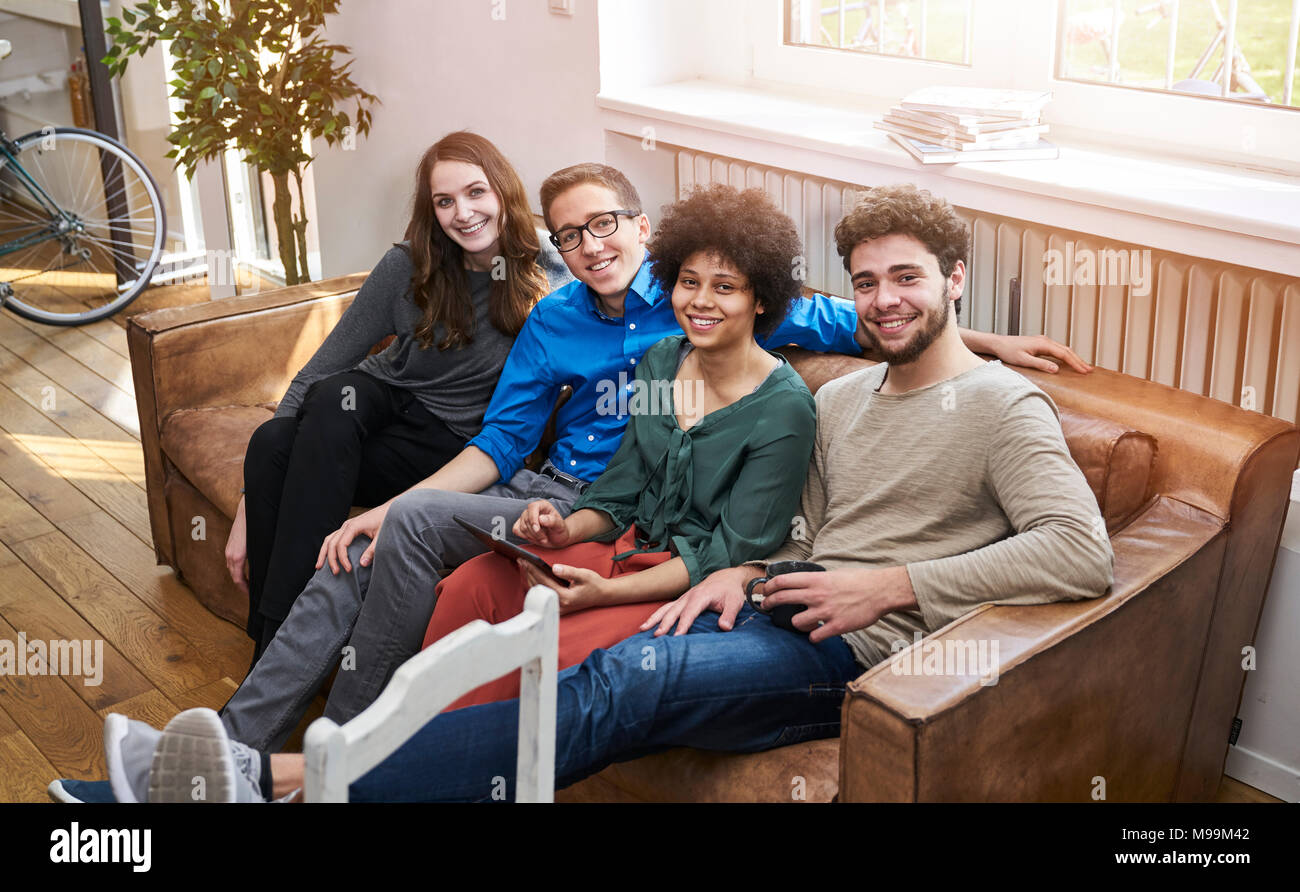 Business people sitting sofa hi-res stock photography and images - Alamy