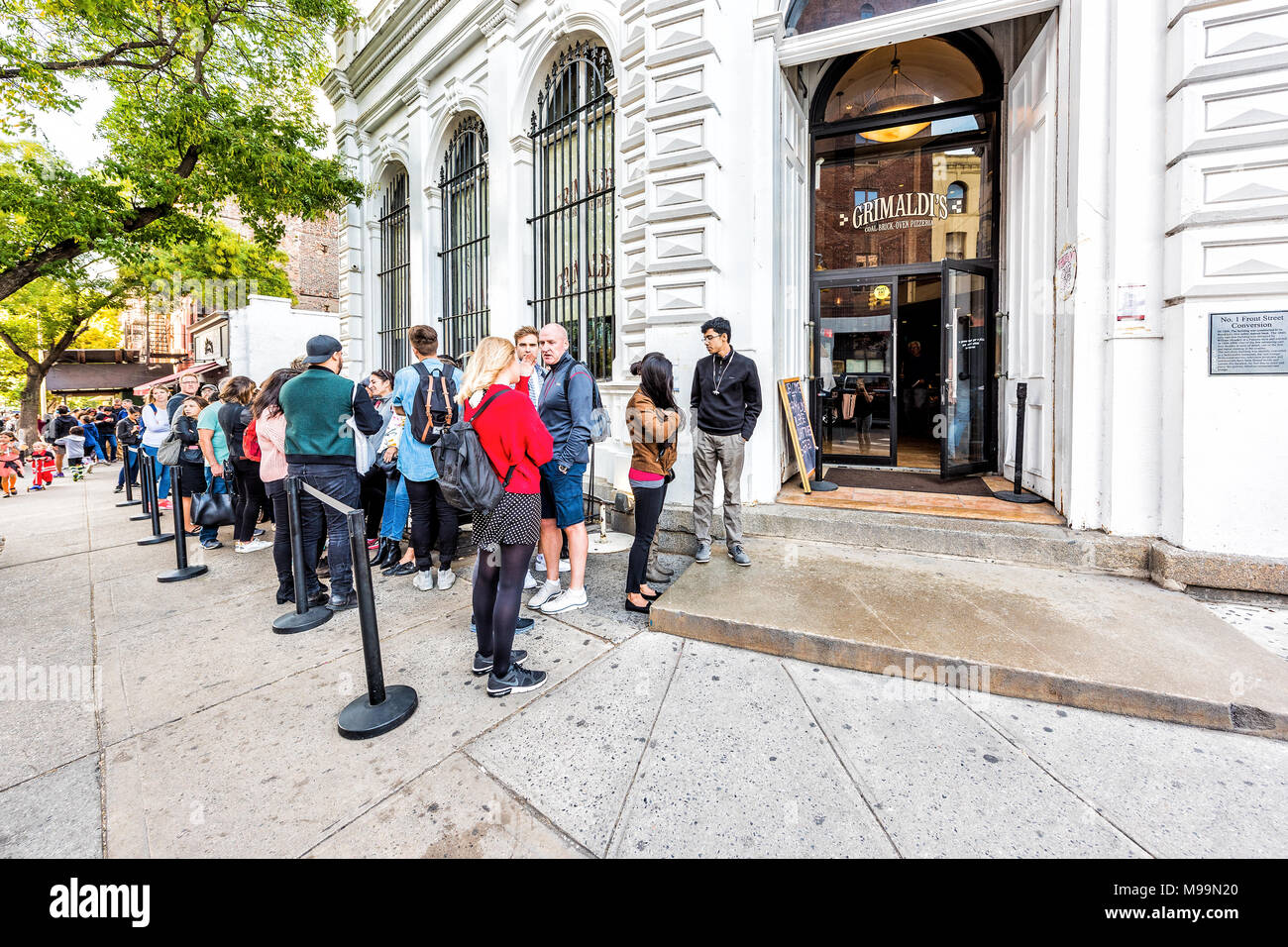 Long queue for food hi-res stock photography and images - Alamy