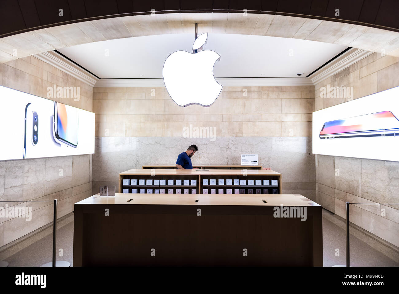 Apple logo central hi-res stock photography and images - Alamy