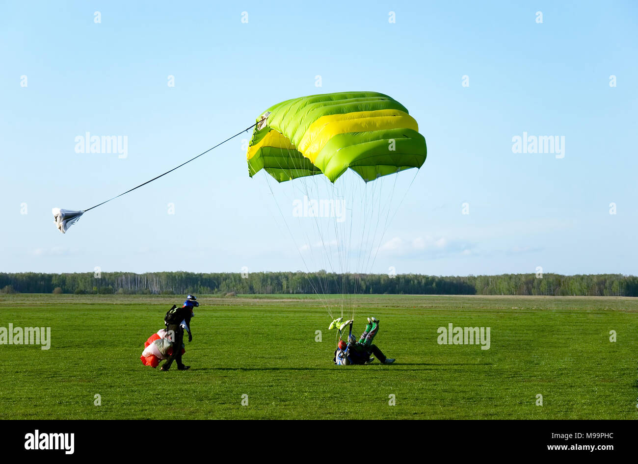 Parachute landing fall hi-res stock photography and images - Alamy