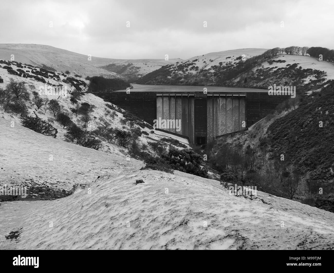 Water flowing over Meldon Dam in the snow, Meldon Reservoir, Dartmoor ...