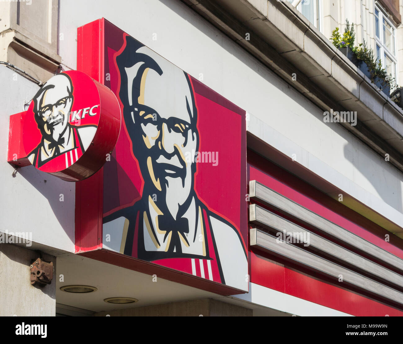 The colonel kfc hi-res stock photography and images - Alamy