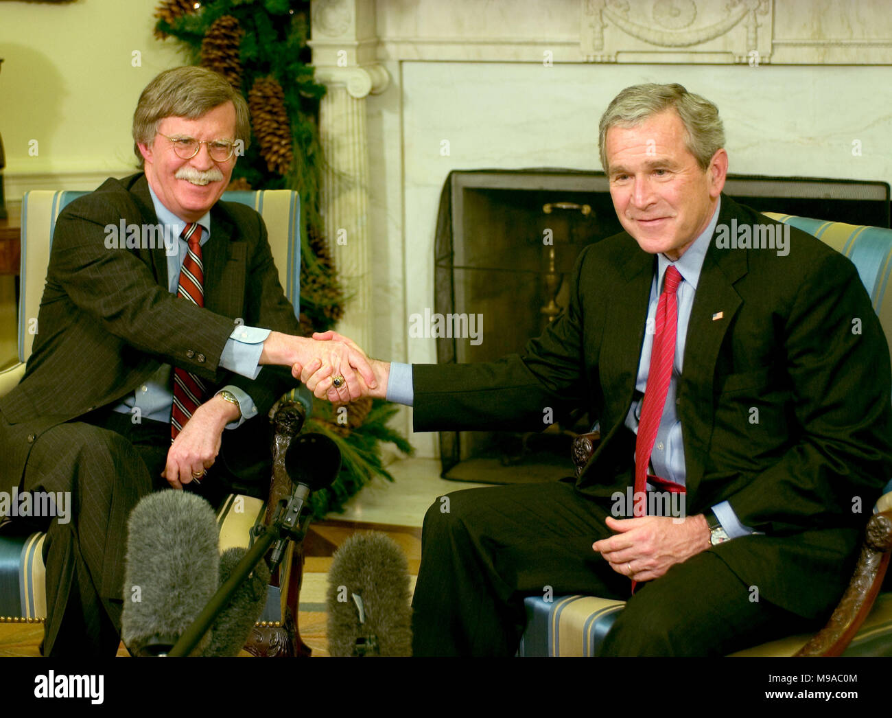 George bush 2005 office hi-res stock photography and images - Alamy