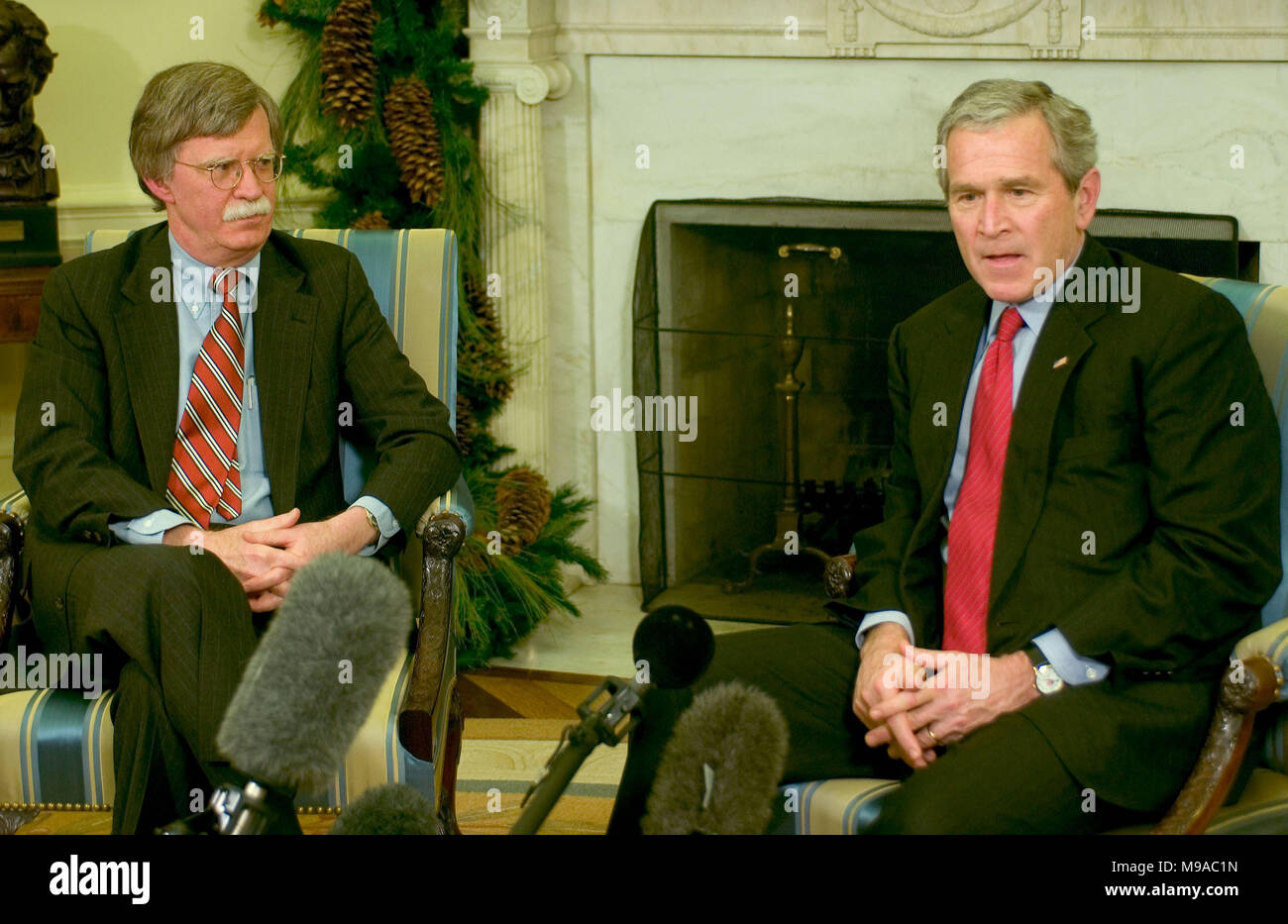 George bush 2005 office hi-res stock photography and images - Alamy
