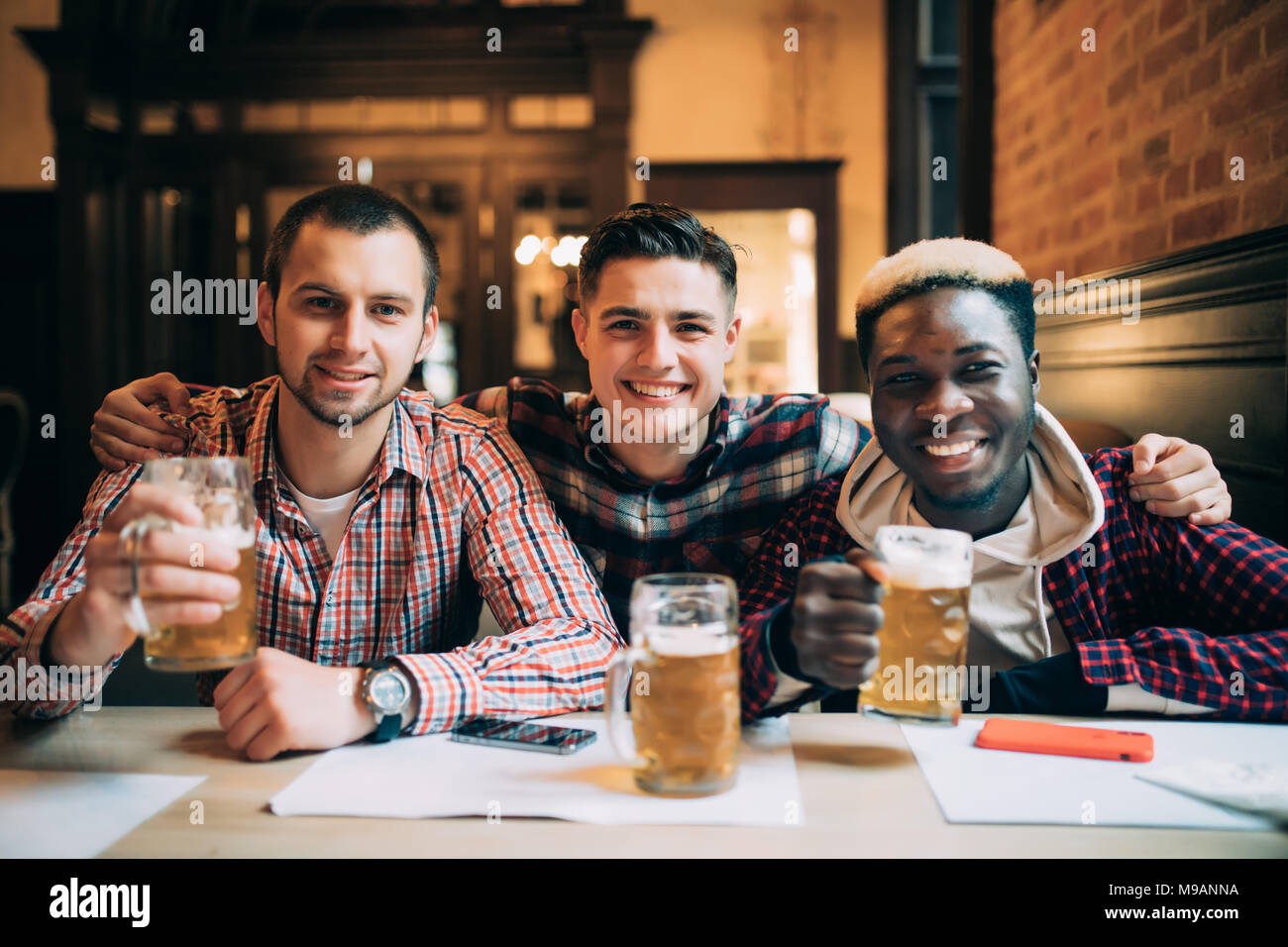 Group people pub talking hi-res stock photography and images - Alamy