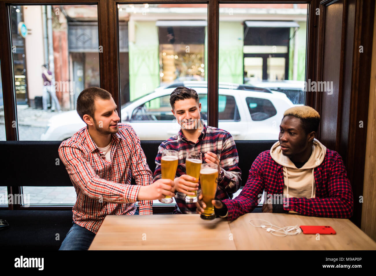 Irish people talk hi-res stock photography and images - Alamy