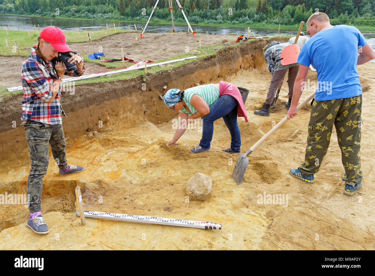 Archaeology dig sit team hi-res stock photography and images - Alamy