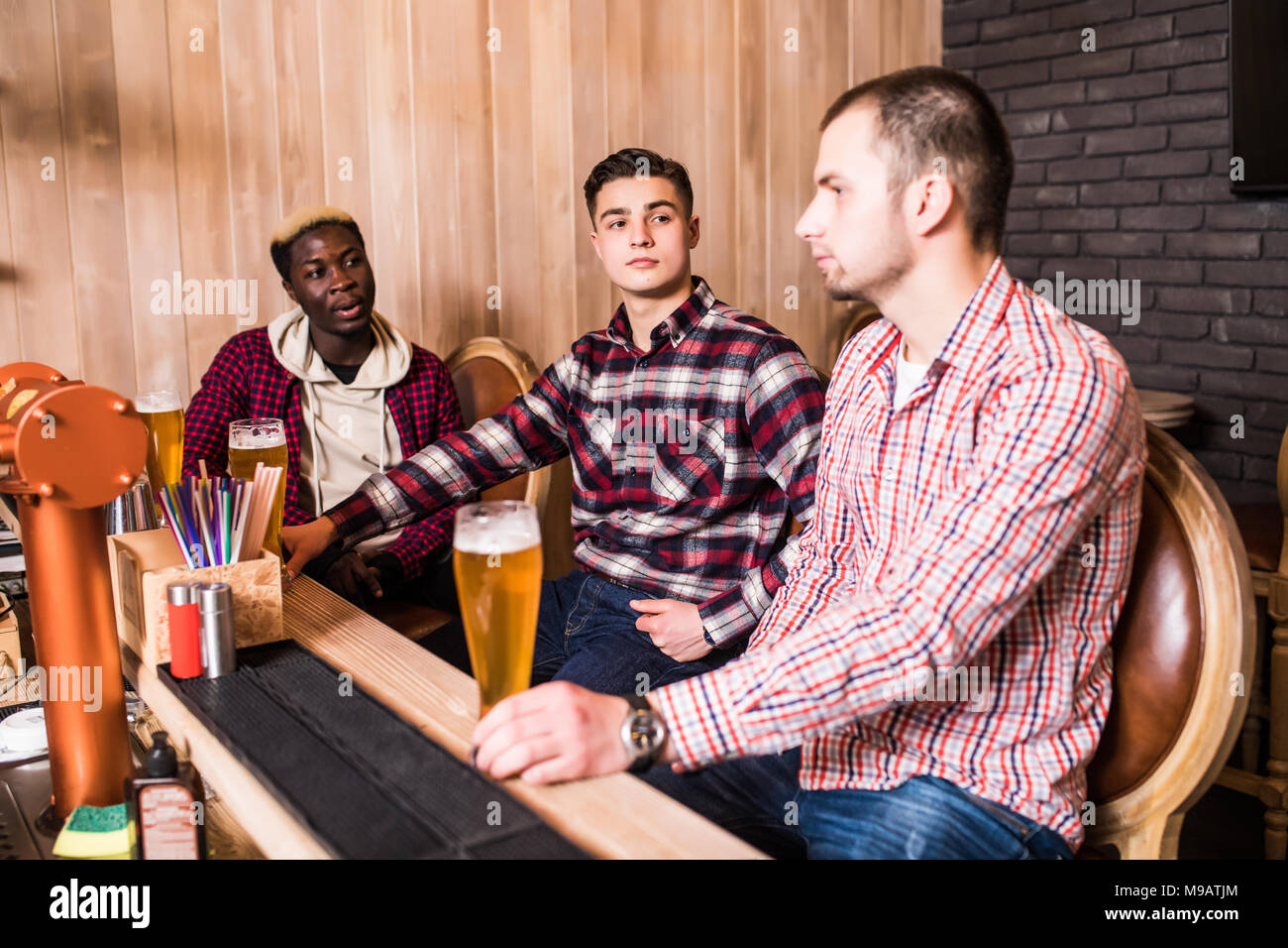 Hand holding two bottles beer hi-res stock photography and images - Alamy