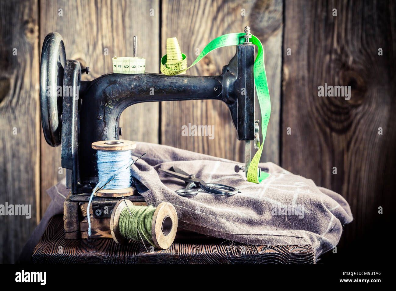 Old sewing machine threads scissors hi-res stock photography and images ...