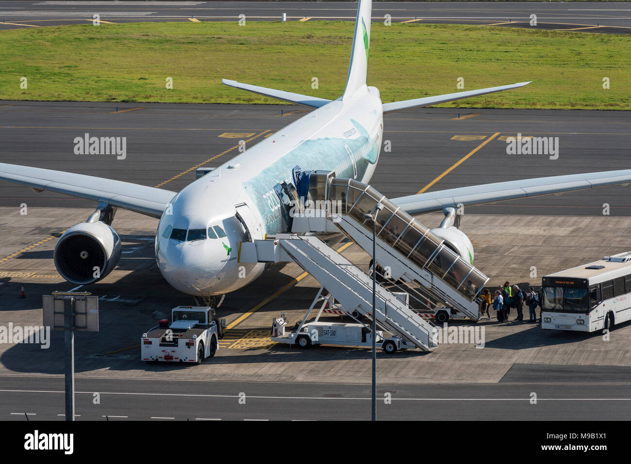Aeroplane boarding ladder hi-res stock photography and images - Alamy