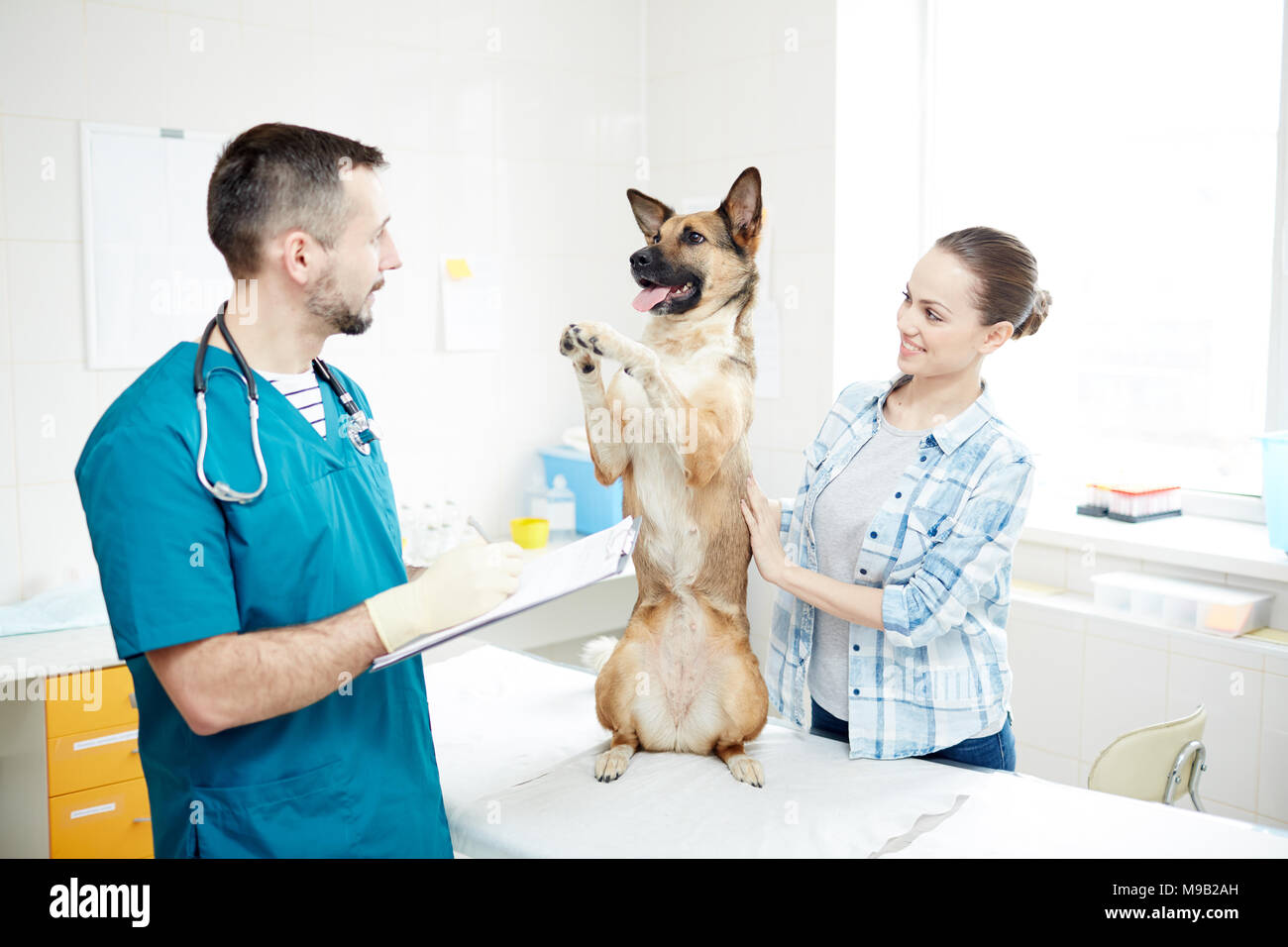 Woman saying thanks hi-res stock photography and images - Alamy