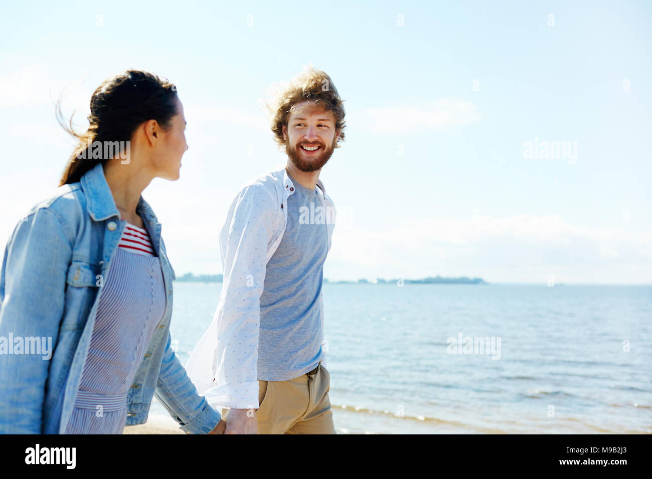 Honeymoon couple enjoying summer beach hi-res stock photography and ...