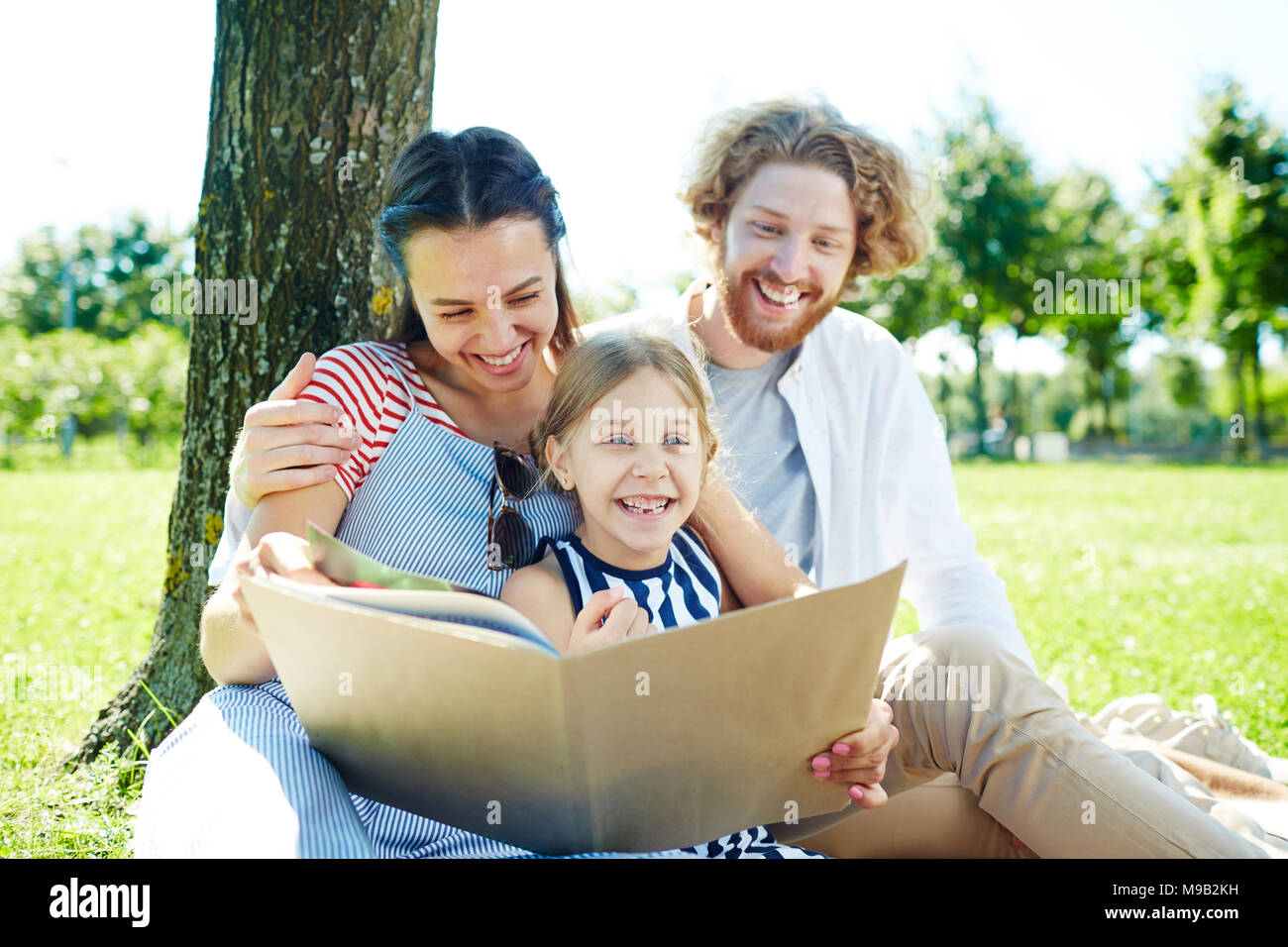 Reading outside hi-res stock photography and images - Alamy
