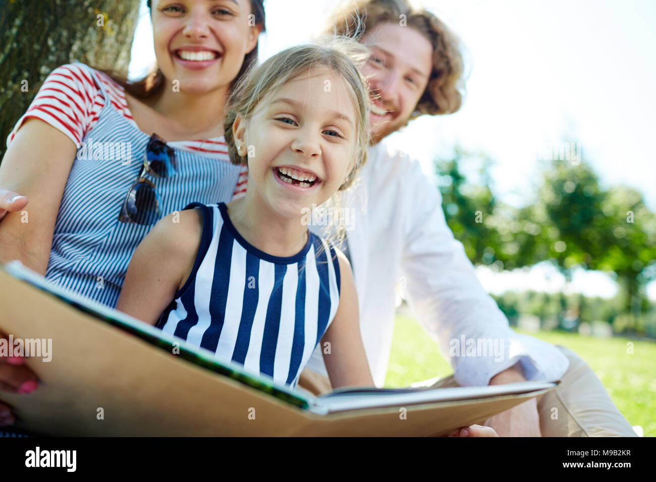 Mother father girl child hi-res stock photography and images - Alamy