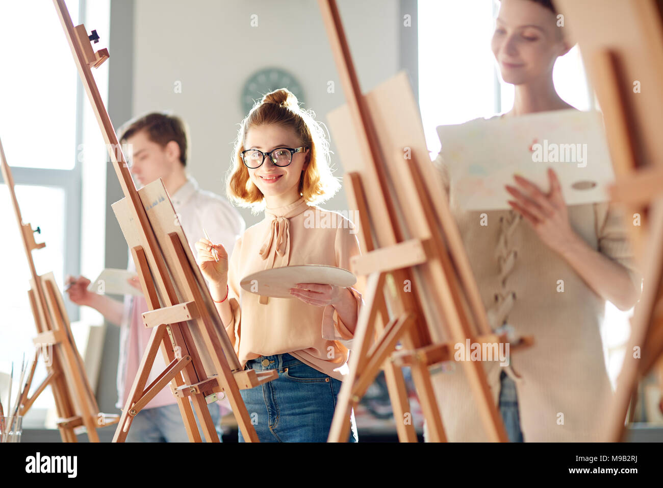 Girl art lesson school hi-res stock photography and images - Alamy