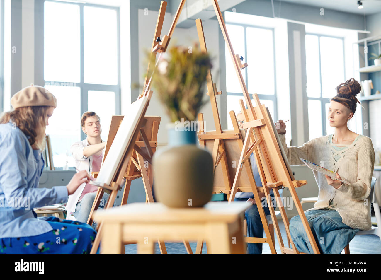 Life drawing class painting hi-res stock photography and images - Alamy