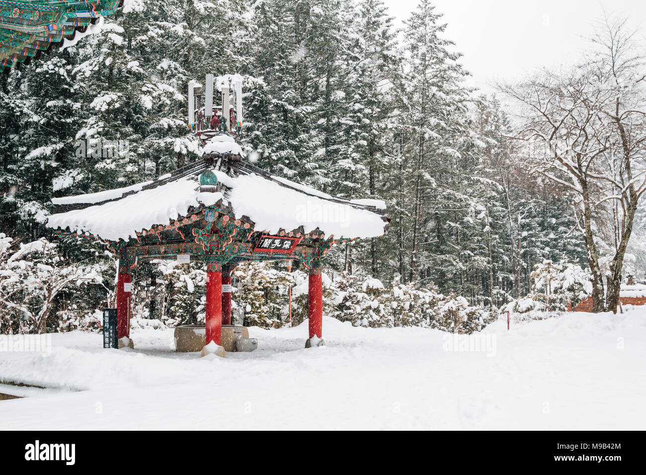 Pyeongchang korea temple hi-res stock photography and images - Alamy