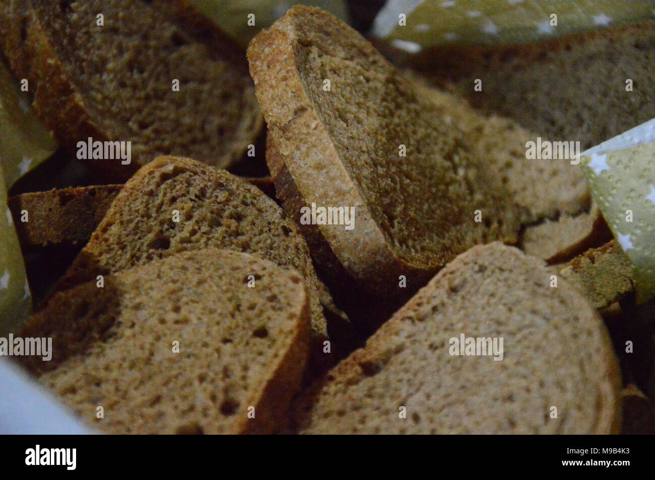 Zoom on a filled basket with sliced bread Stock Photo - Alamy