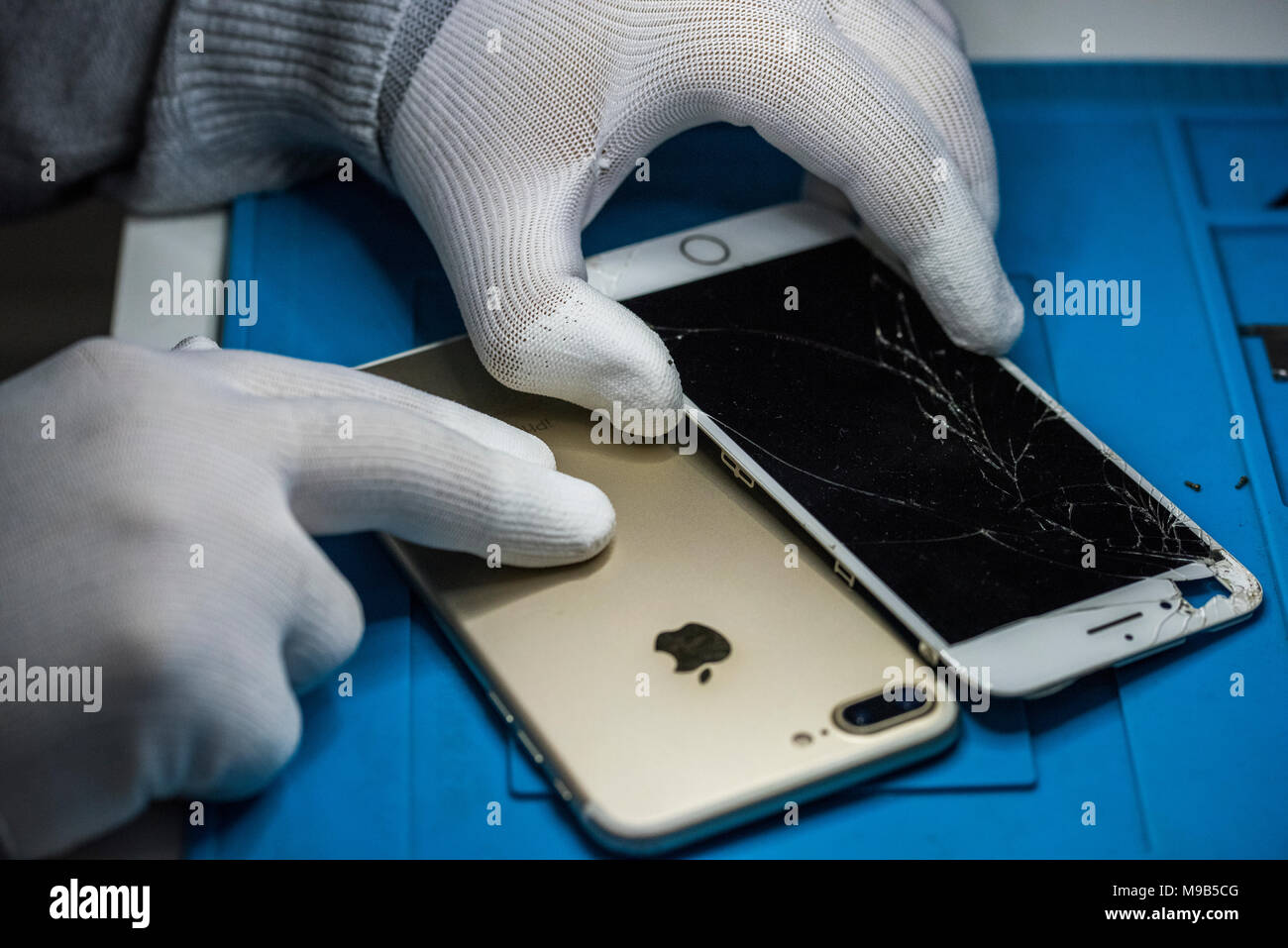 Iphone repair hi-res stock photography and images - Alamy