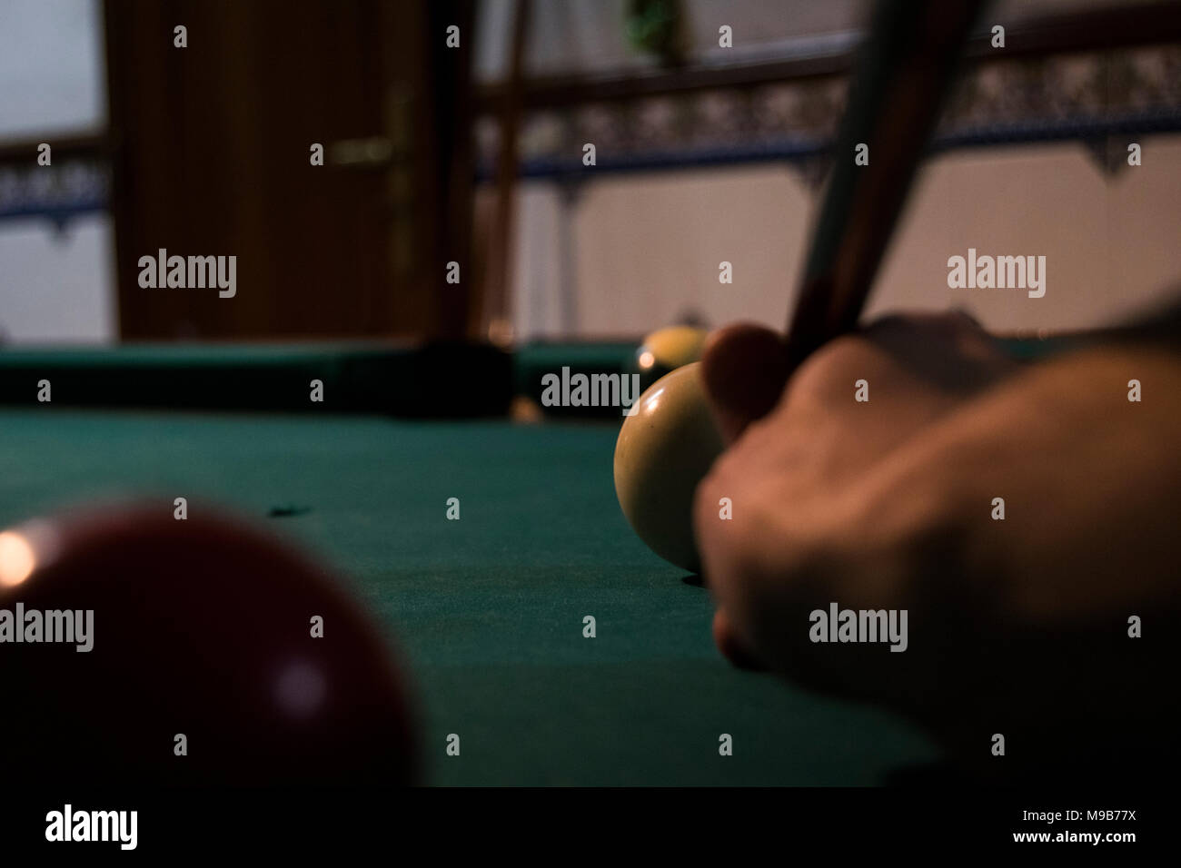 Hand snooker balls hi-res stock photography and images - Alamy