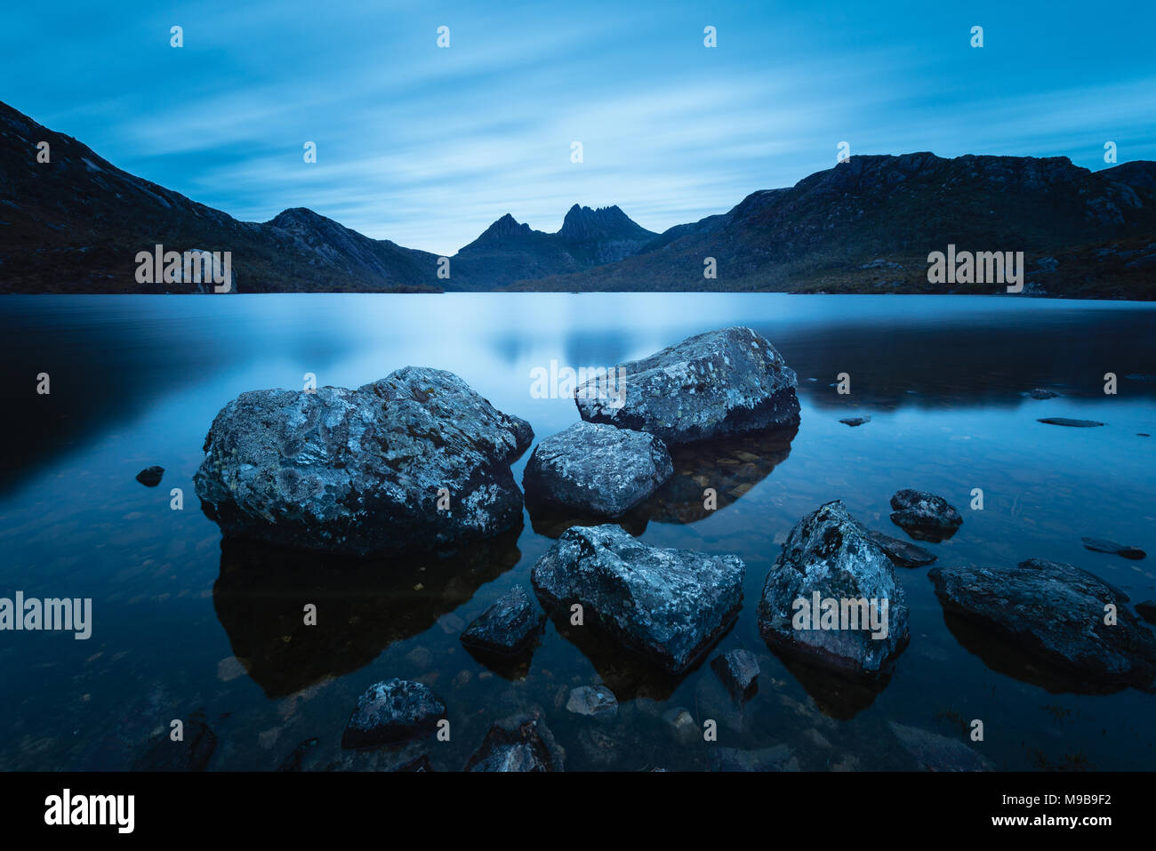 Cradle mountain and Dove Lake at dawn Stock Photo - Alamy