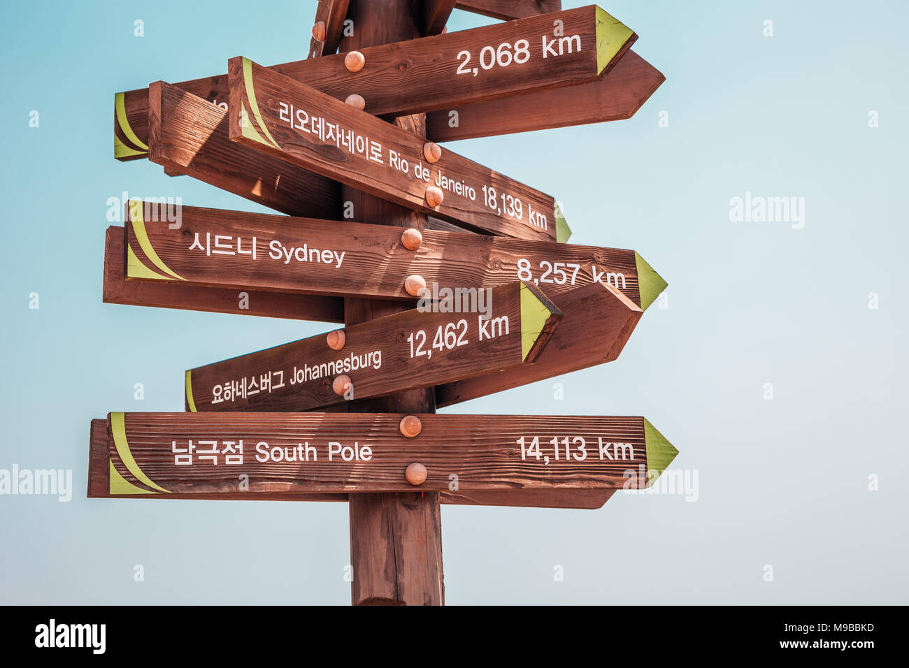 Wooden arrow world Landmarks signpost Stock Photo - Alamy