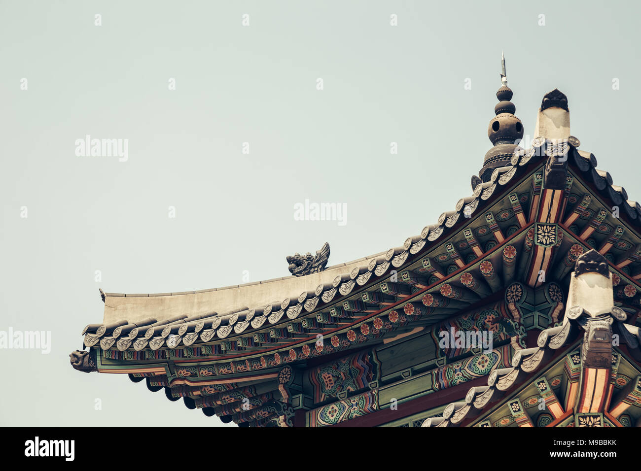 Traditional korean roof construction hi-res stock photography and ...