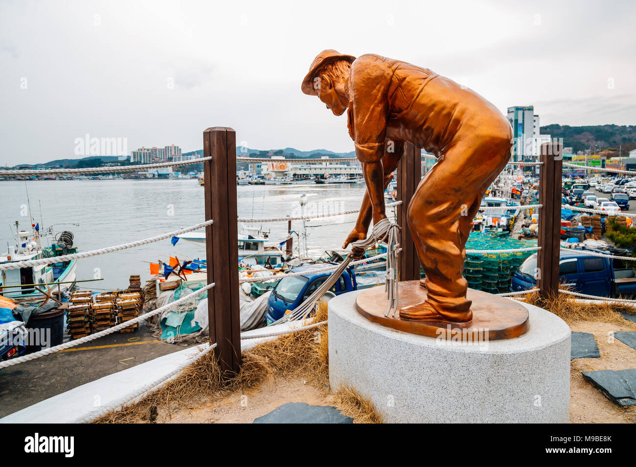 Pohang, Korea - February 8, 2017 : Fisherman statue in Guryongpo port ...