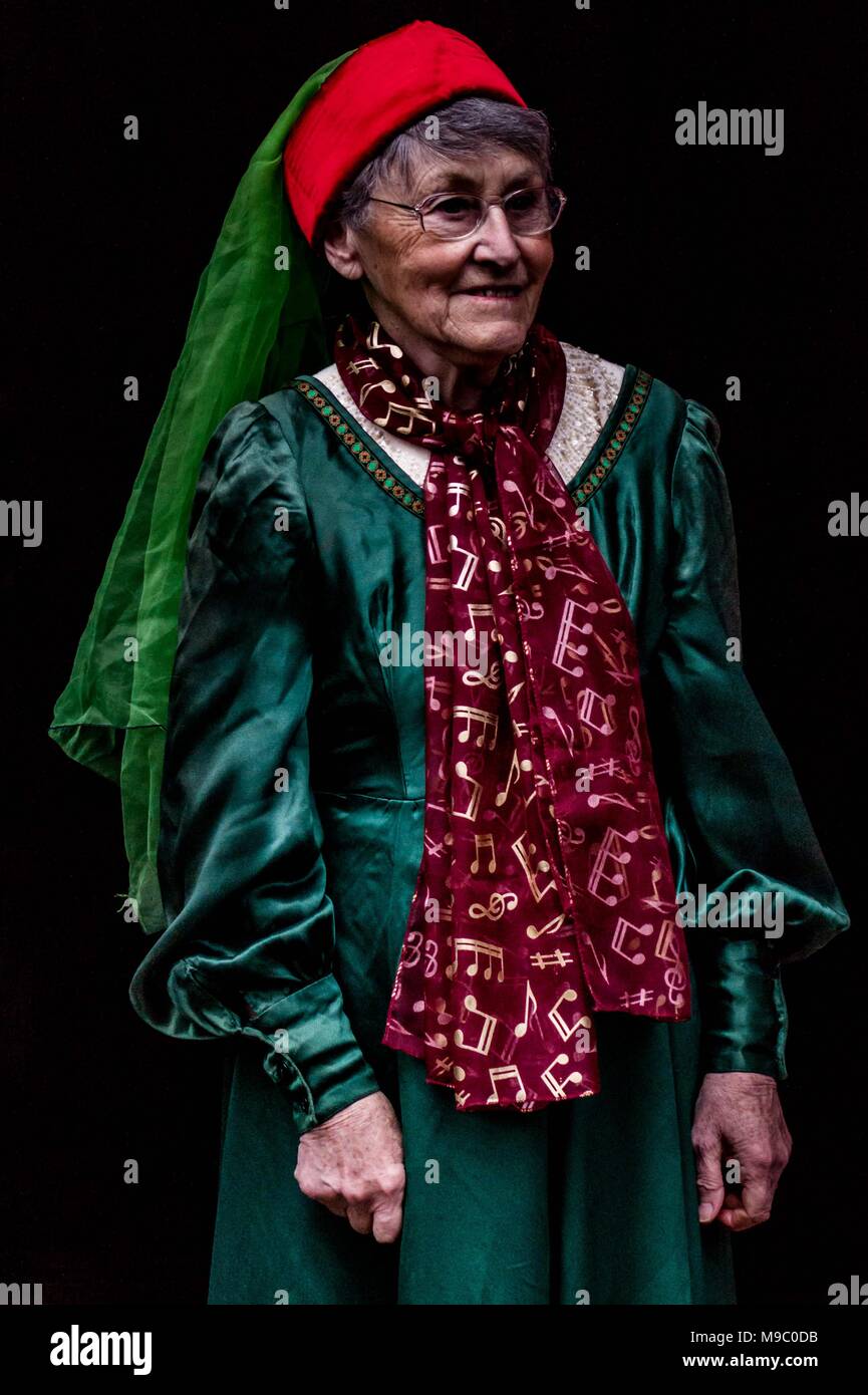 Medieval period woman hi-res stock photography and images - Alamy