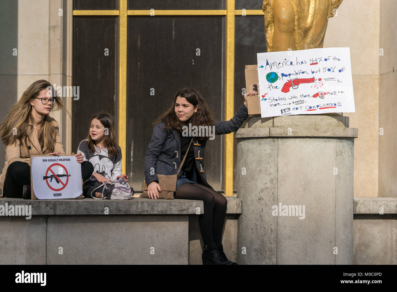 Gun protest signs hi-res stock photography and images - Alamy