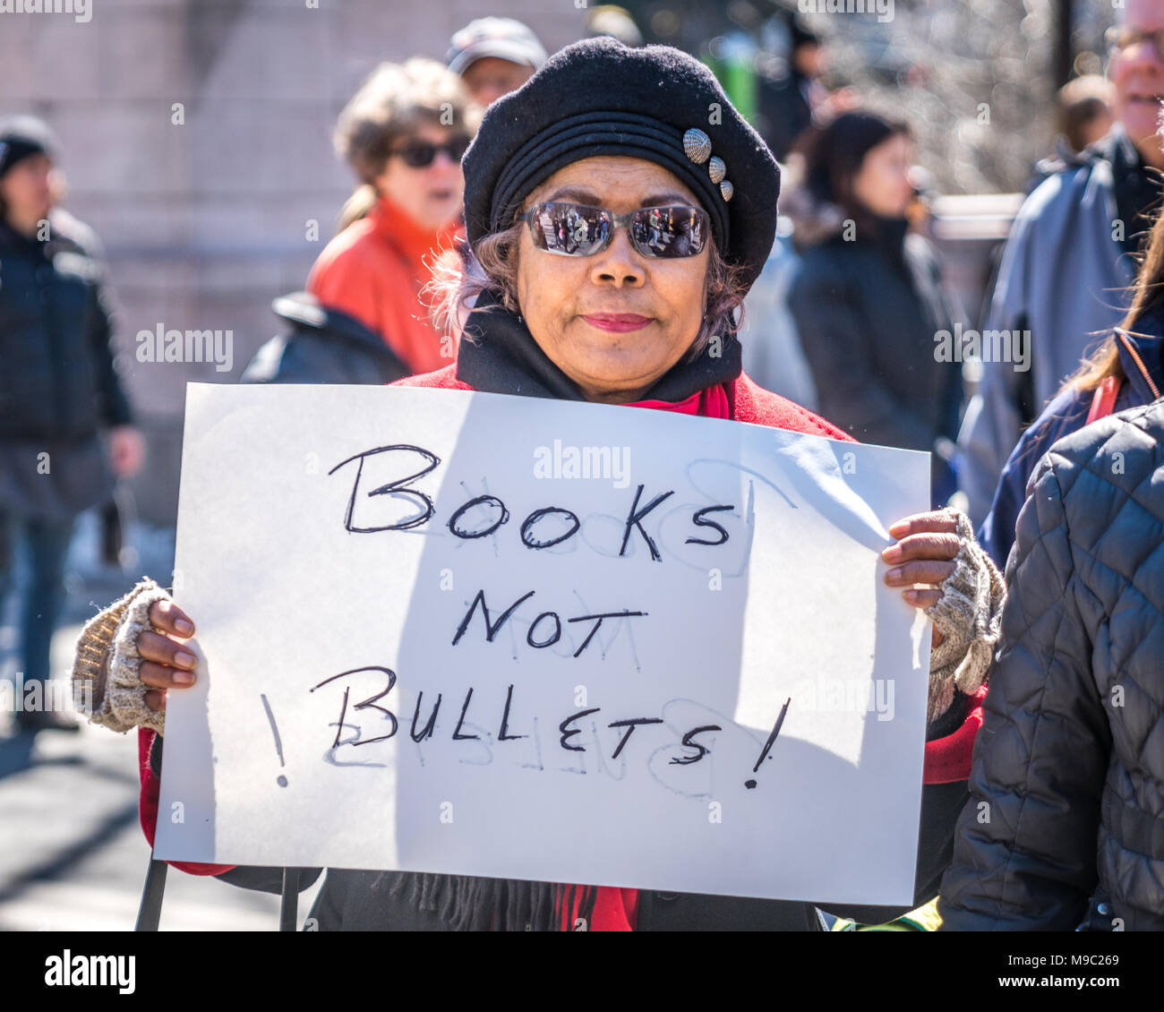 Anti gun sign hi-res stock photography and images - Alamy