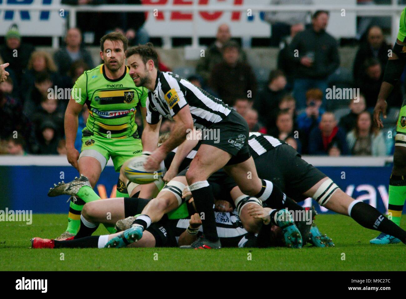 Passing rugby ball hi-res stock photography and images - Alamy