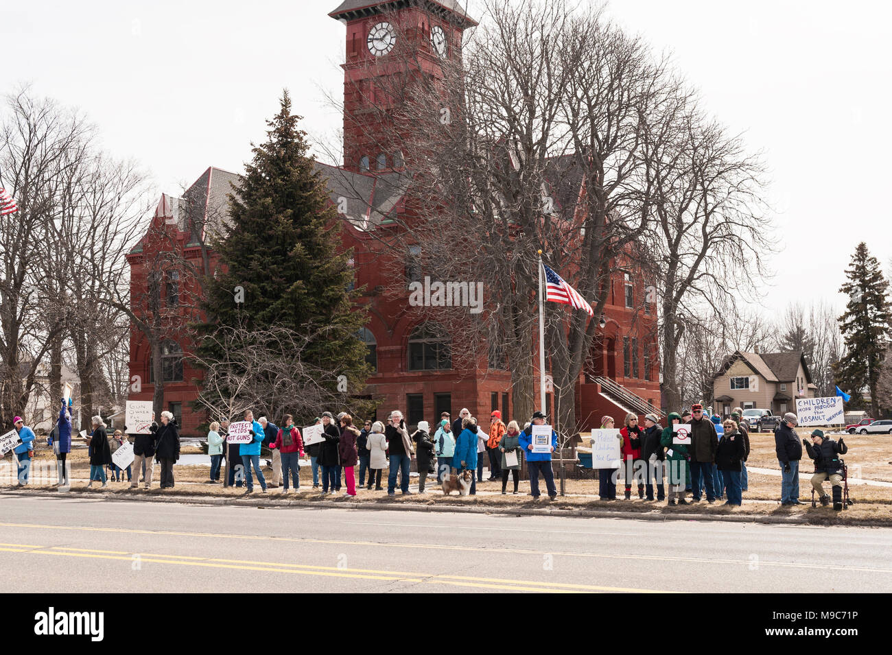 Protesters holding protest signs hi-res stock photography and images ...