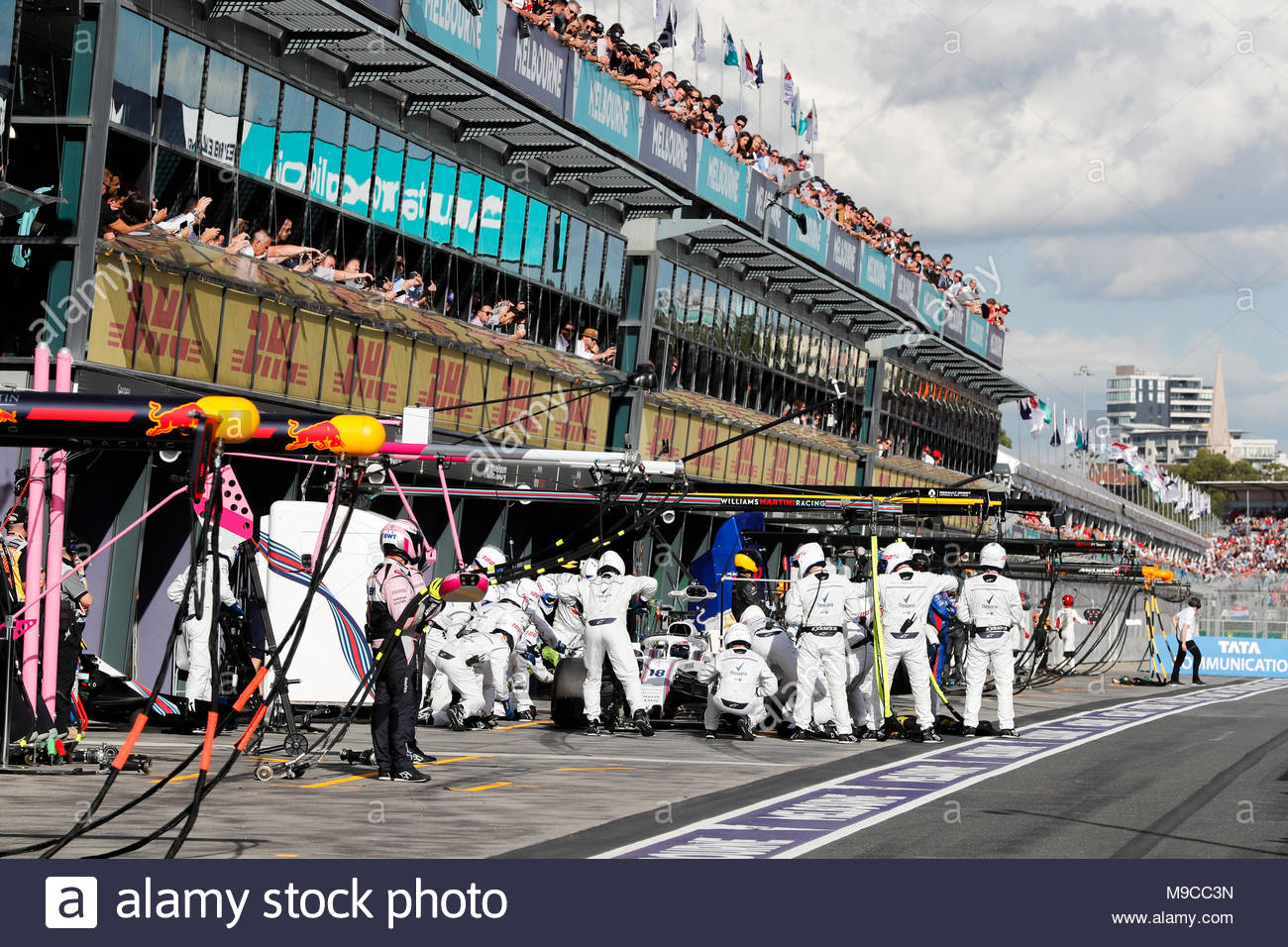 Formula 1 Mercedes Pit Stop Stock Photos & Formula 1 Mercedes Pit Stop ...