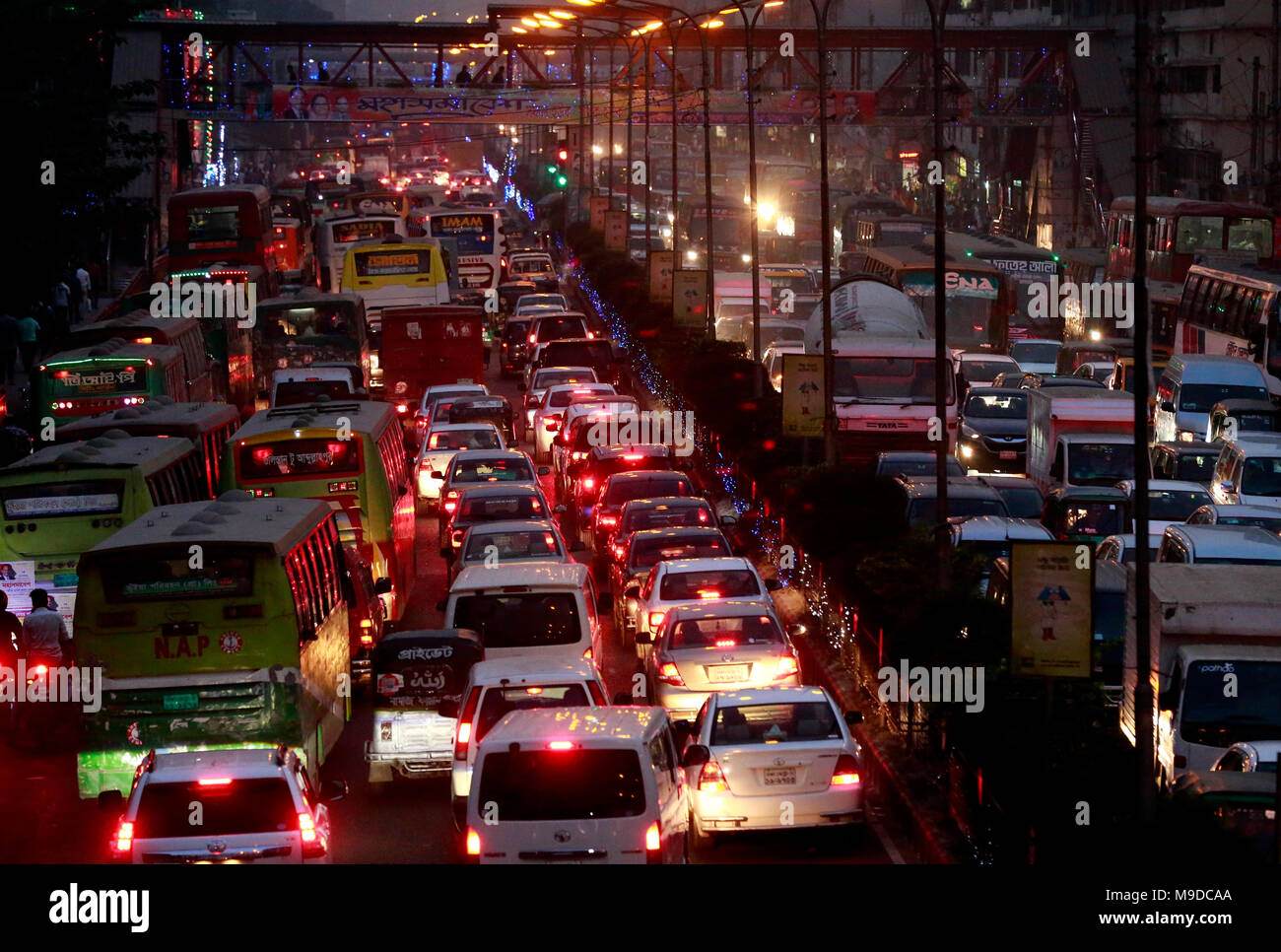 Dahaka 2018. Traffic jam at night in dhaka Stock Photo - Alamy