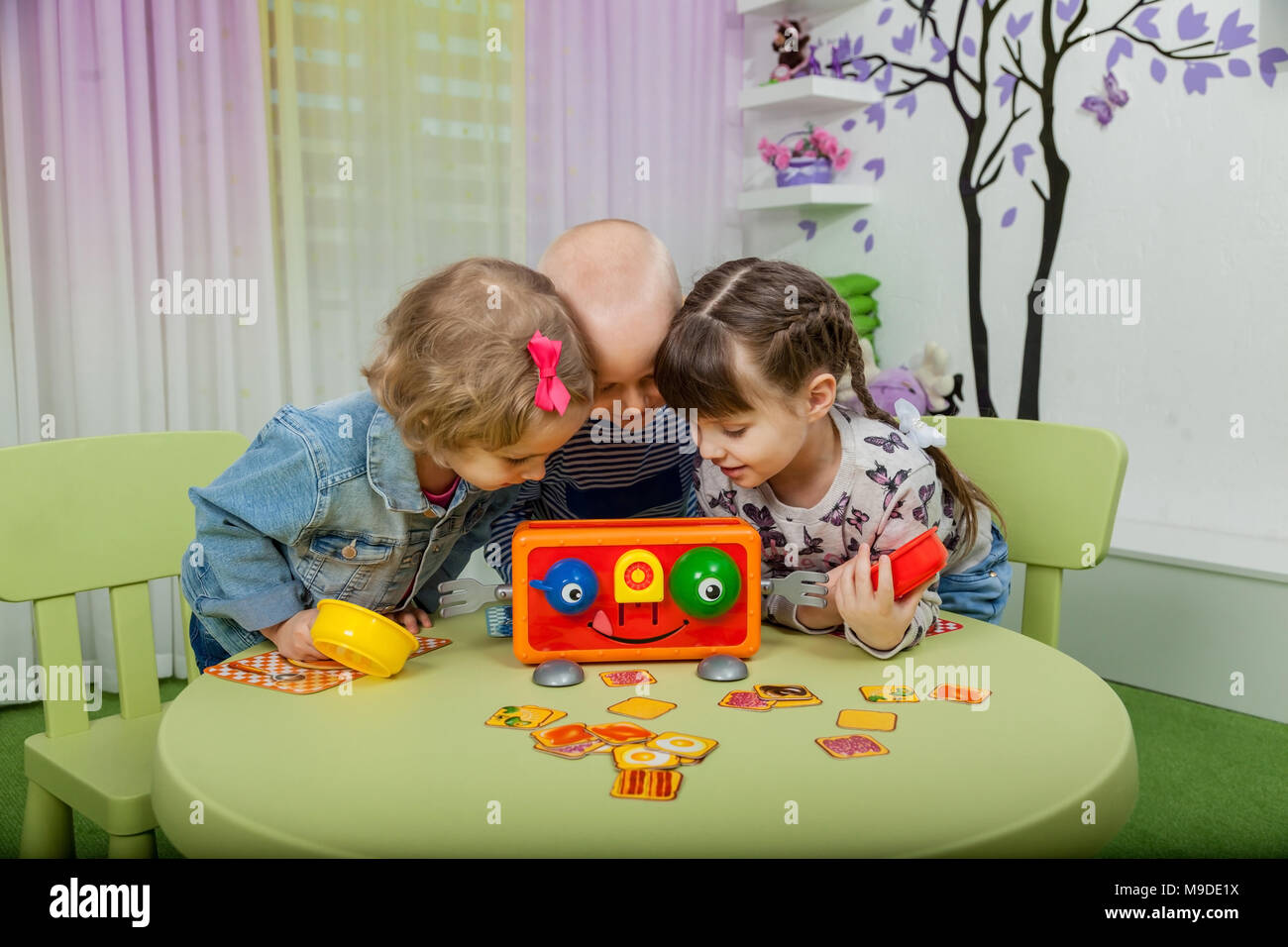 Children play board games Stock Photo - Alamy