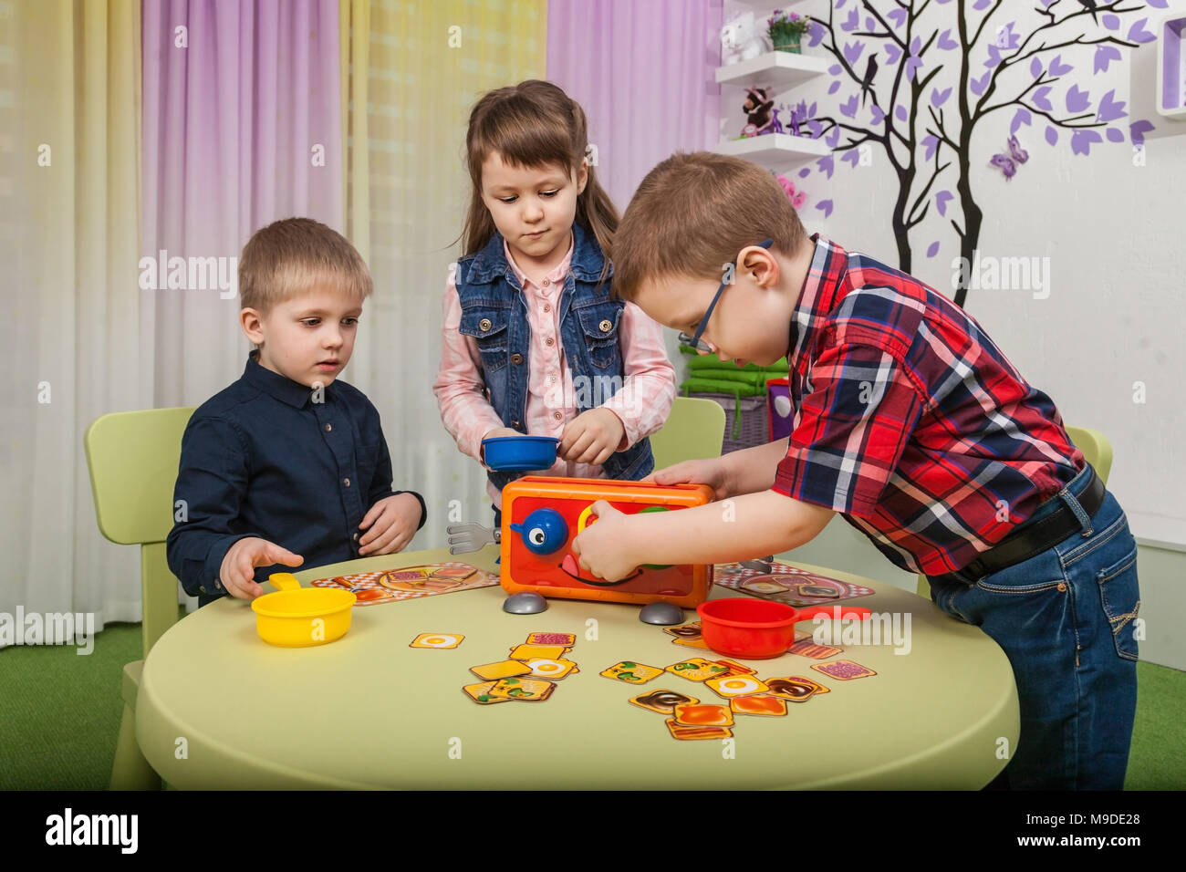 Children play board games Stock Photo - Alamy