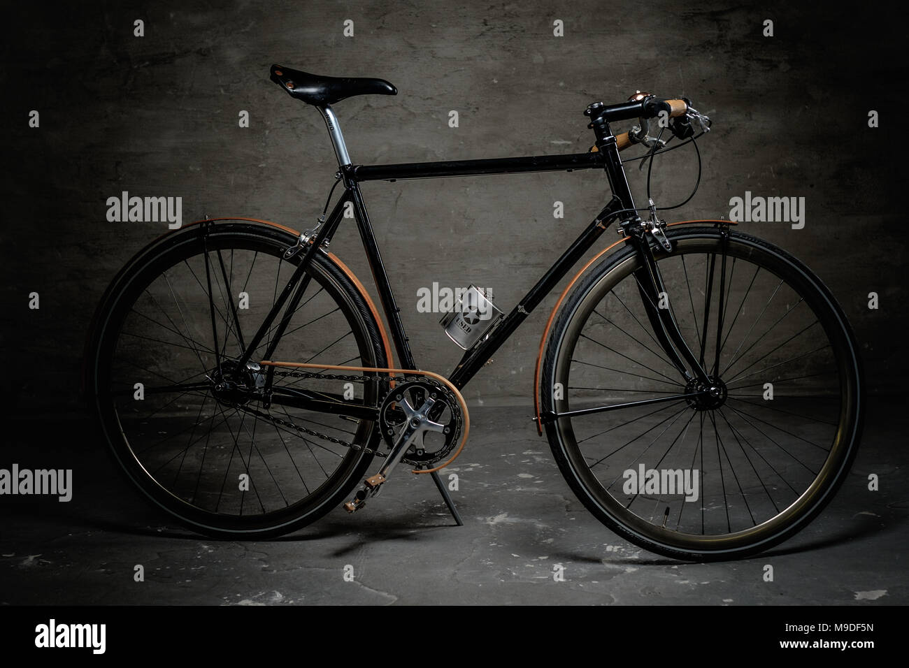 Vintage single speed hipster's bicycle Stock Photo - Alamy