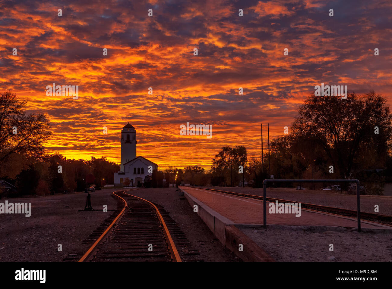 Sunrise over train tracks hi-res stock photography and images - Alamy