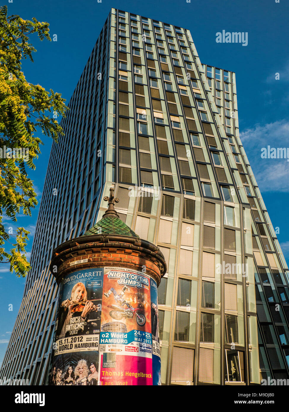 Modern skyscrapers dancing towers hi-res stock photography and images ...